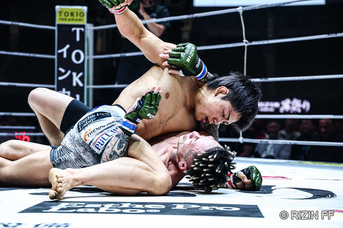 【RIZIN】「右目の上が膨らんでいる……」ヒロヤ、無慈悲の鉄槌で篠塚辰樹にTKO勝ち 左腕を封じた“圧勝劇”にスタンディングオベーション | SPREAD